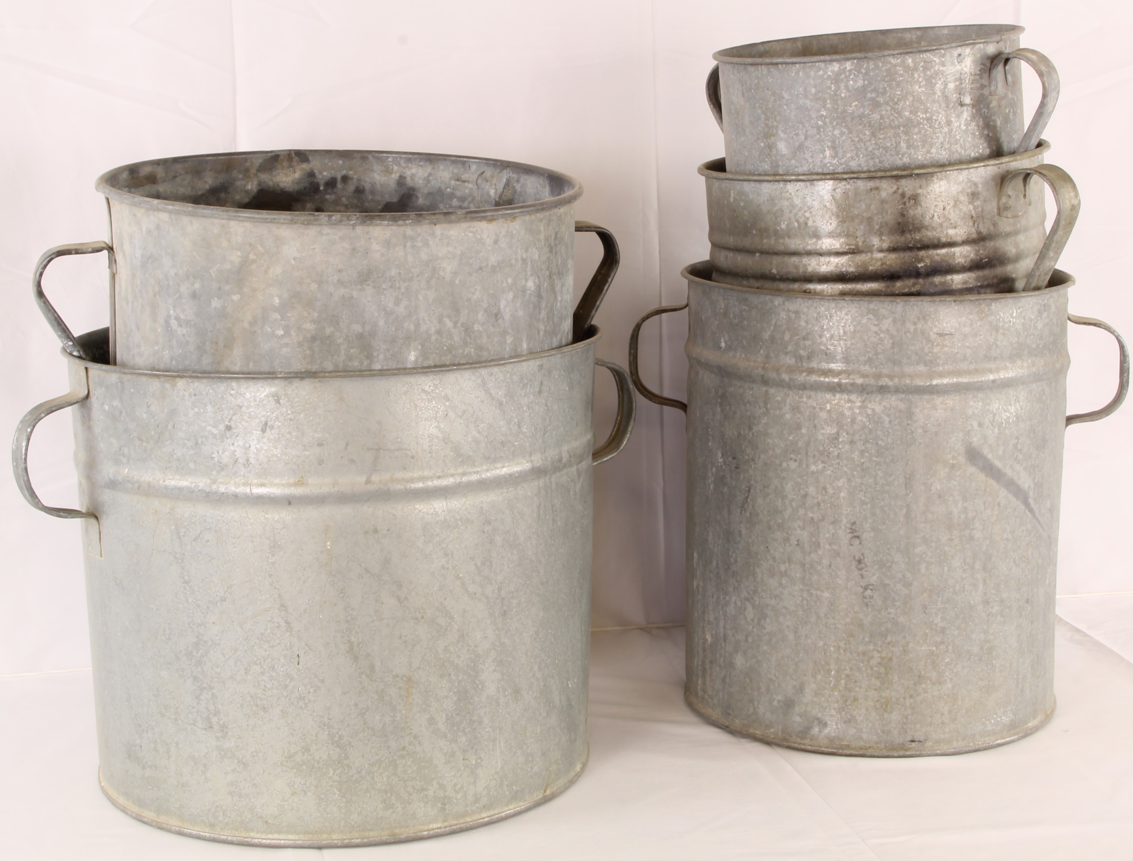 GAR11E EXTRA-LARGE HUNGARIAN ZINC STORAGE BUCKET